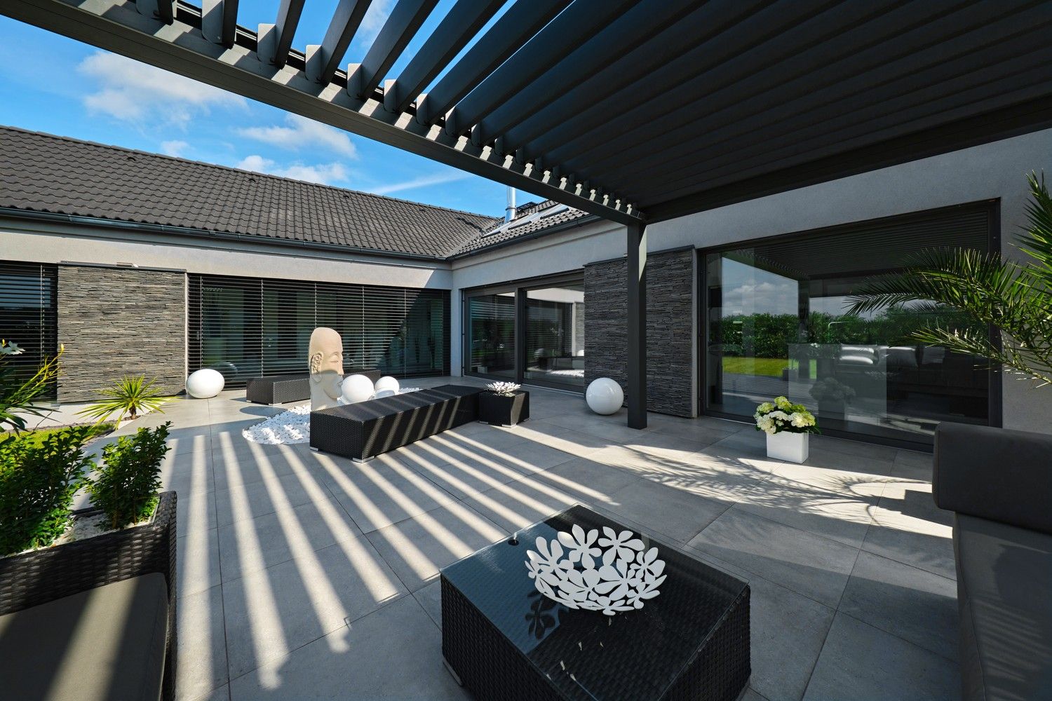 Dlážděná terasa u dřevostavby - dřevostavby celet.cz